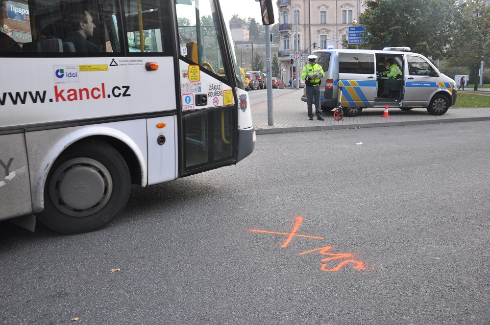 Chlapec na terminálu MHD vběhl přímo pod kola autobusu