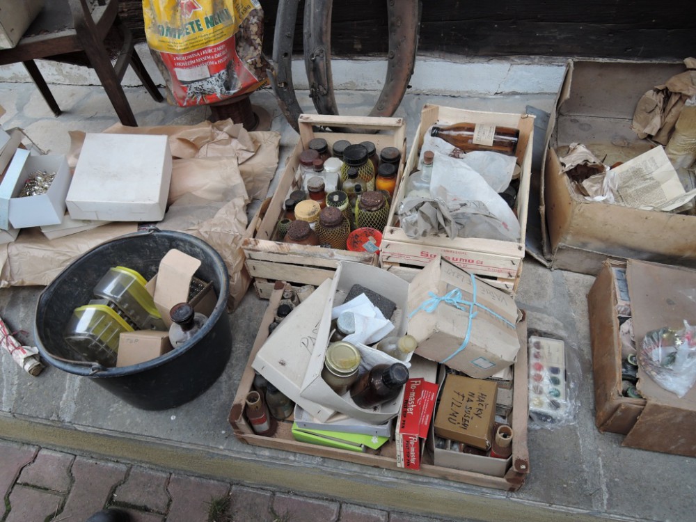 Majitel domu objevil na půdě nebezpečné chemikálie. Kyanid a další ...