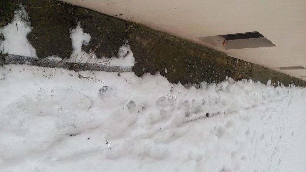 Zloděje prozradily stopy ve sněhu. Policisté šli najisto