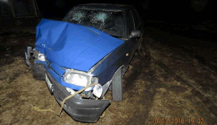 Opilý řidič narazil autem do betonového sloupu. Zraněný se s Felicií na odpis snažil odjet