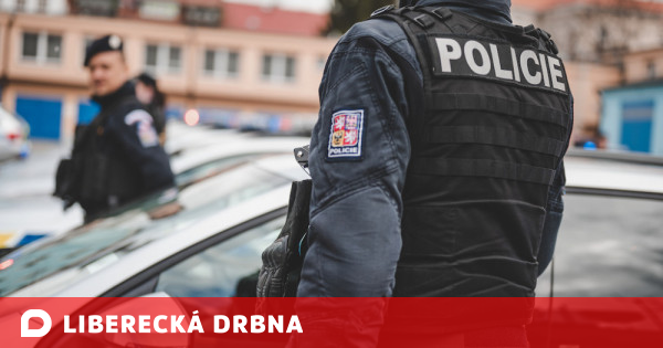 Někdo nahlásil muže bez roušky na zastávce. Na cizince byl vydán příkaz ...