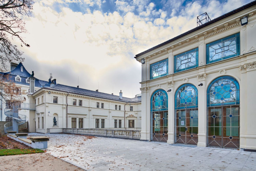 Liberec rozsvítila sto padesát let stará památka. Obnovený Liebiegův palác