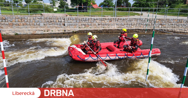 Profesionální hasiči trénovali záchranu tonoucích v kanálu na divoké vodě
