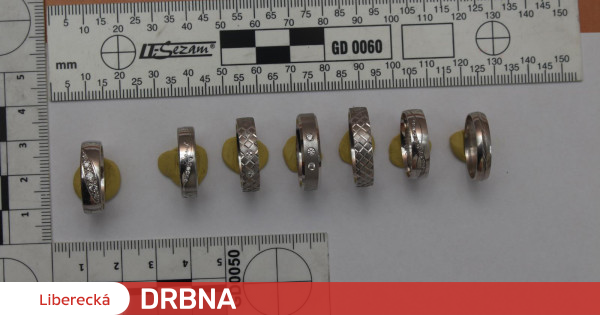 Prchal s prsteny polonahý po náměstí. Doma je schoval do ponožky