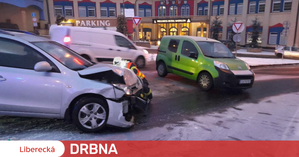 Nehoda u Babylonu. Na sjezdu z průtahu se srazila čtyři auta ...