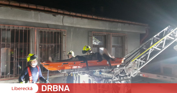 Uvázl mezi zdmi dvou budov v Jablonci. Vyprošťování se protáhlo na ...