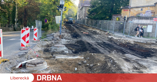 Dvorská ulice v Liberci, hlavní přístupová cesta na Králův Háj, se ...