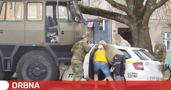 Dopravu u libereckého bazénu uzavřela vážná dopravní nehoda vojenské ...