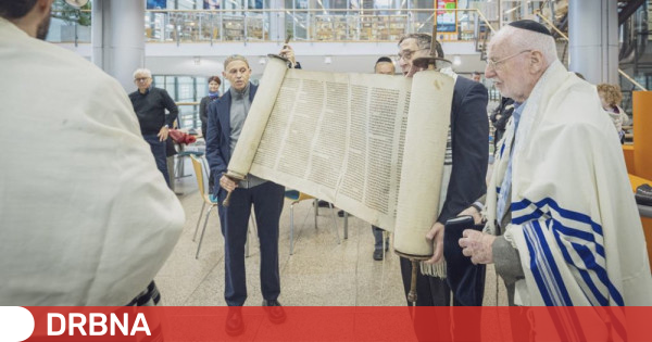 V liberecké synagoze je nově vzácný svitek tóry, který přečkal druhou ...