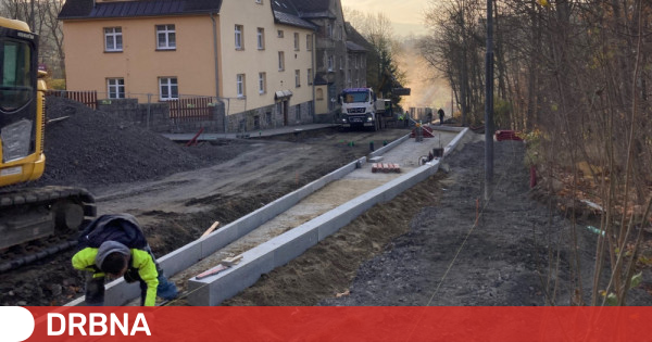 Dvorská ulice v Liberci, hlavní přístupová cesta na Králův Háj, se ...