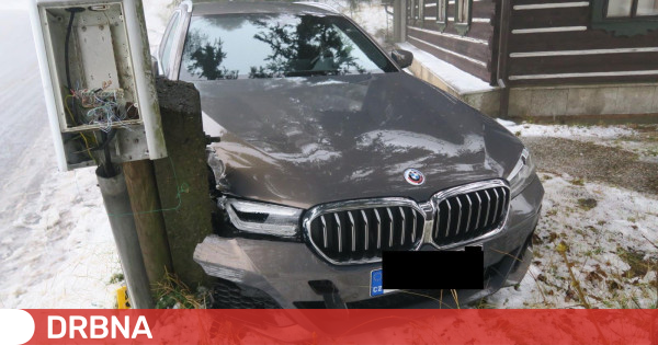 Řidič na sněhu v Bedřichově nezvládl jízdu, narazil do sloupu