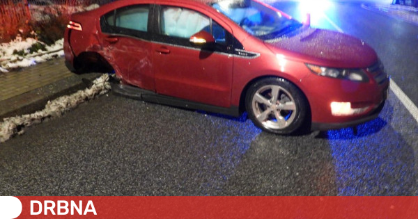 Řidič v Liberci brzy ráno nezvládl jízdu a narazil do sloupu. Nadýchal dvě promile