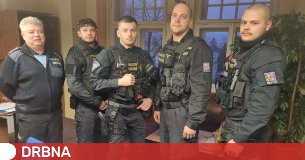 Třikrát zachráněný lidský život. Policisté na Jablonecku vybojovali ...
