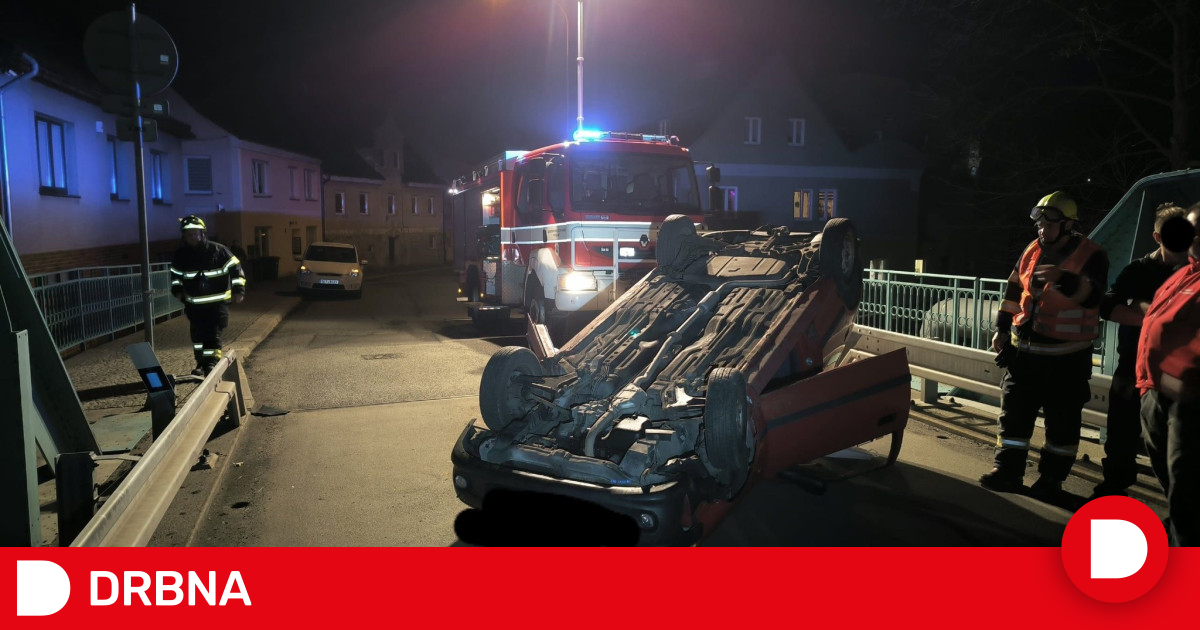 Na mostě ve Frýdlantu najelo auto na svodidla a skončilo na střeše. Za poslední rok jde už o ...