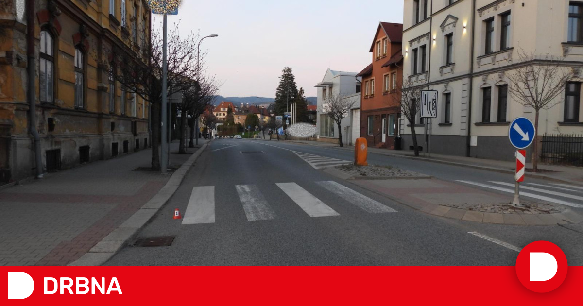 Policie hledá řidiče tmavě zeleného Golfu, který na přechodu srazil ...