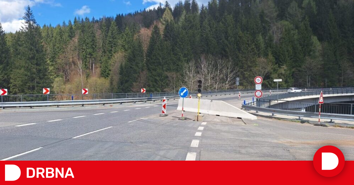 Na silnici číslo 10 u Kořenova opravují silničáři most přes Jizeru