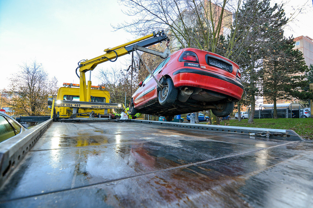 Liberec hledá novou firmu na odtah autovraků, současná odstranila přes ...