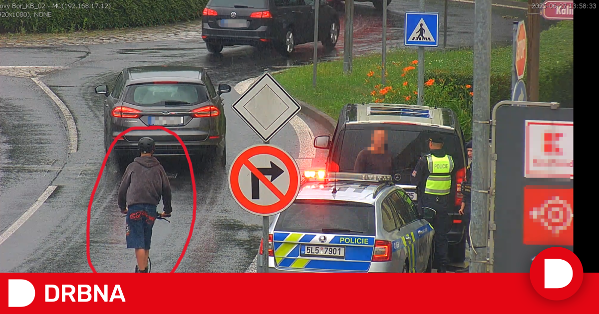 Koloběžkář srazil na přechodu muže a ujel. Policie zveřejnila fotografii