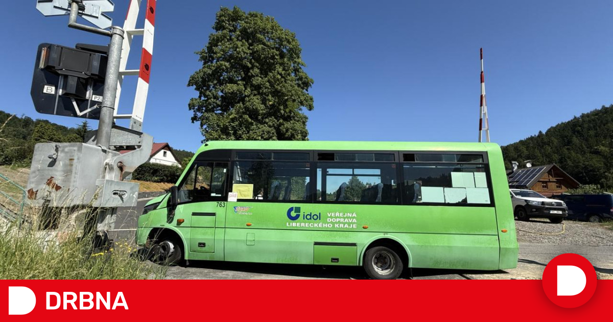 Na přejezdu v Andělské Hoře autobusy dál škrtají o vozovku, práce budou pokračovat