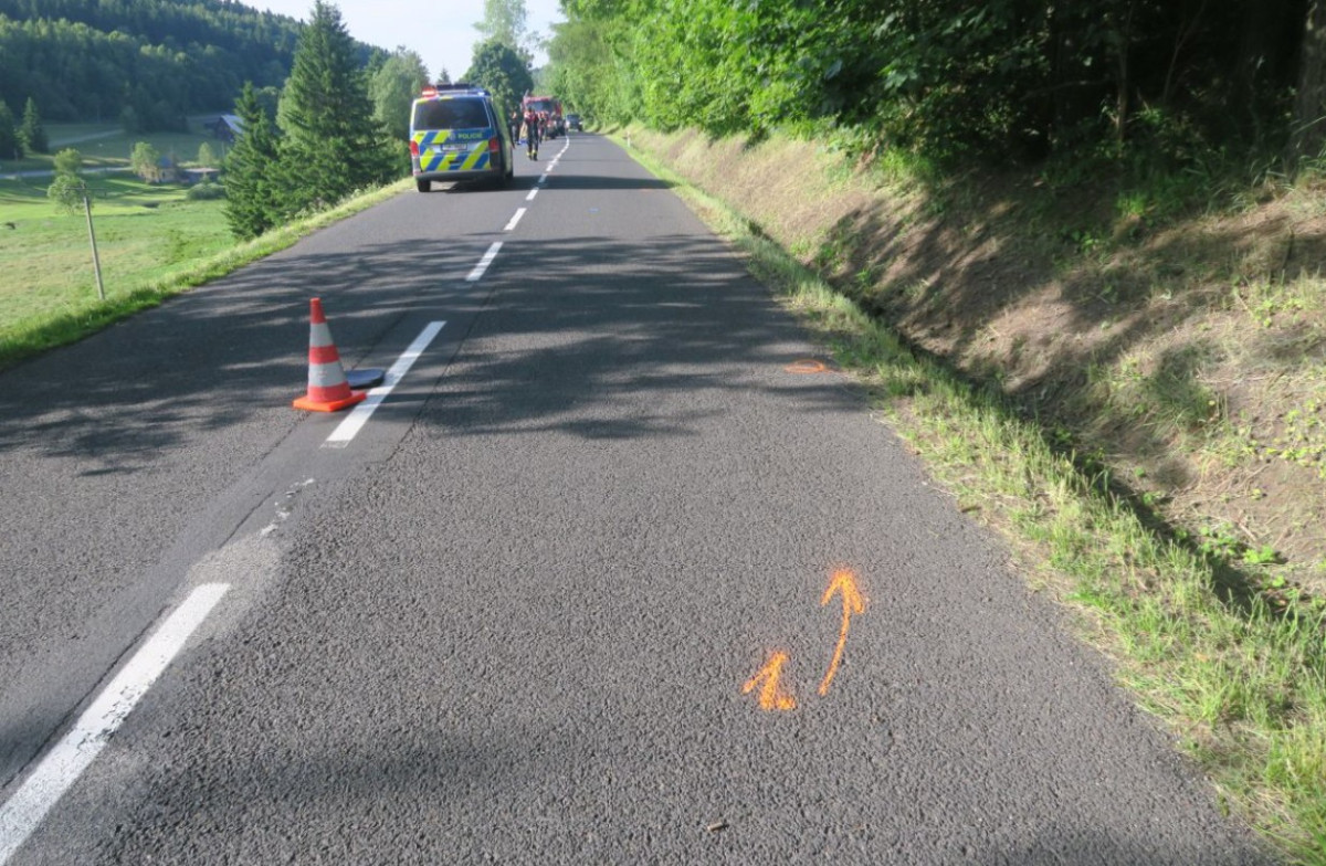 Řidič tahače ve Stvolínkách bokem návěsu srazil cyklistu. Z místa ...