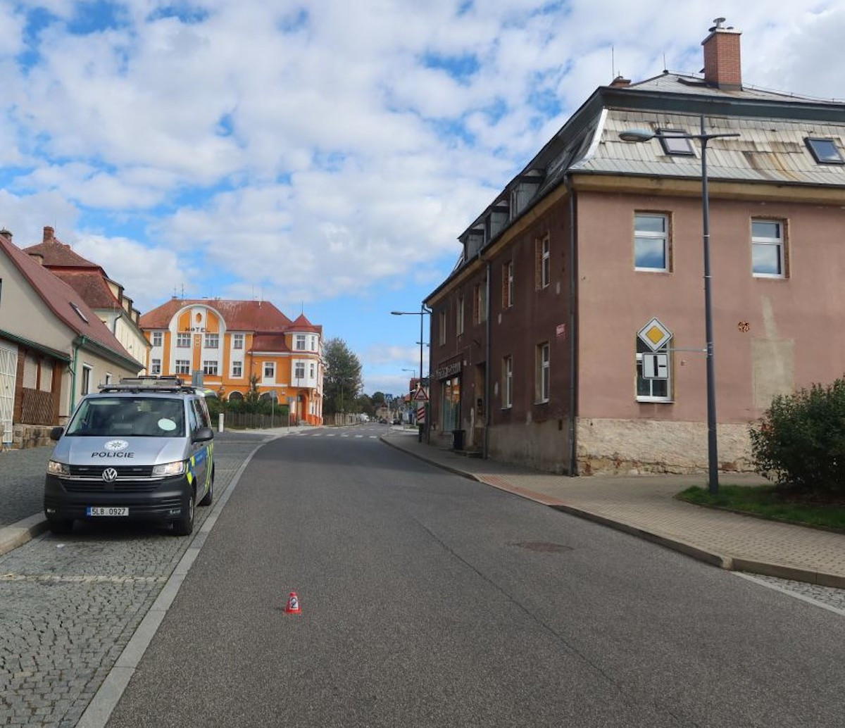 Řidič v Hrádku srazil cyklistu a ujel. Pátrá po něm policie