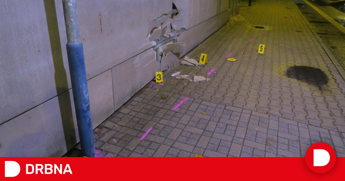 Nejdřív narazil do lampy, potom do budovy spořitelny. Pak řidič v ...