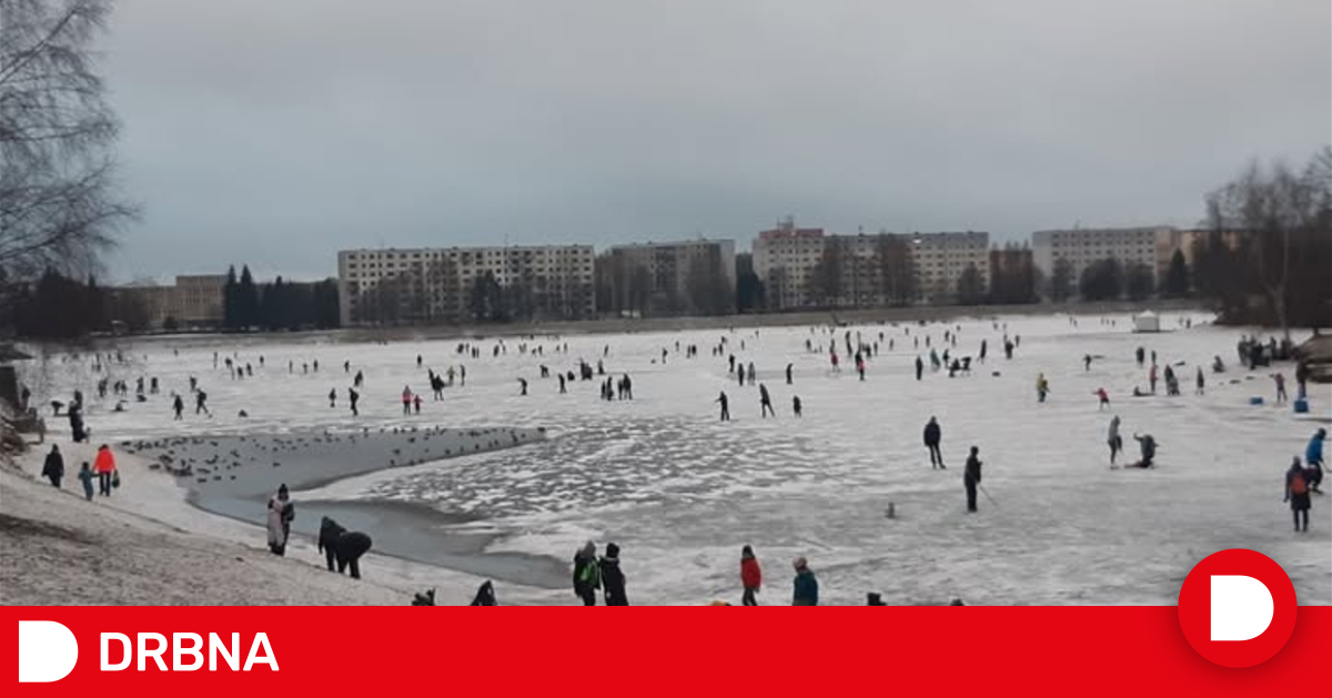 Zamrzlá jablonecká přehrada plná lidí a bruslařů. Je to obrovský risk ...