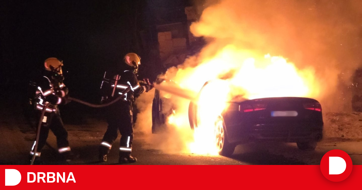Nedaleko Semil hořelo v noci Audi, hasiči požár zlikvidovali za půl hodiny