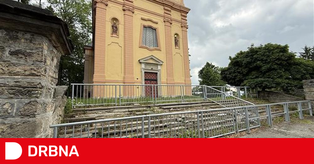 Schody před českolipským kostelem se dočkají opravy. Uzavřené jsou ...