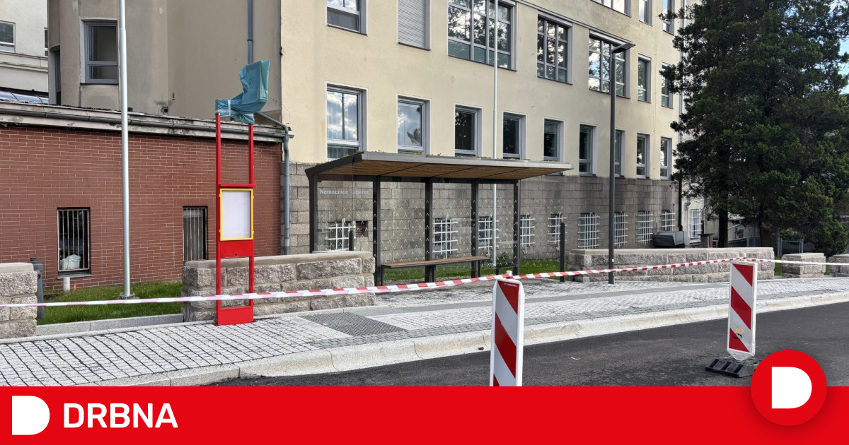 Autobusová zastávka u nemocnice stále neslouží cestujícím. Čeká se na ...
