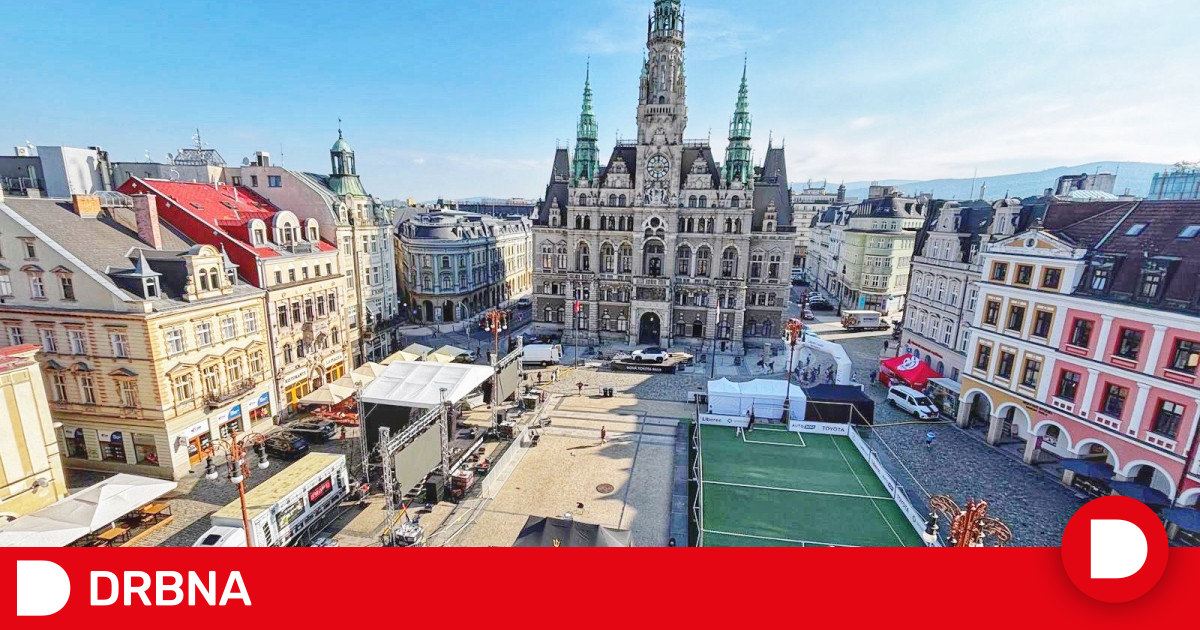 Před radnicí má dnes prim fotbal. Utkání dětí a přímý přenos z MS ...
